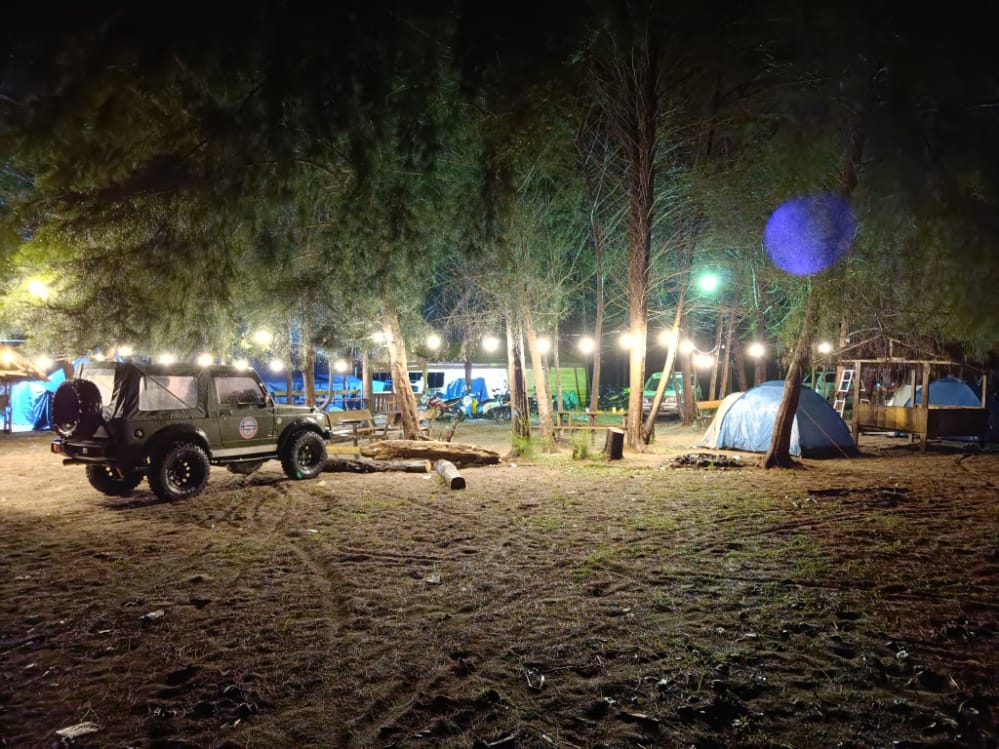 Pengembangan Destinasi Wisata, Sejumlah Pemuda Bermukim di Pantai ...