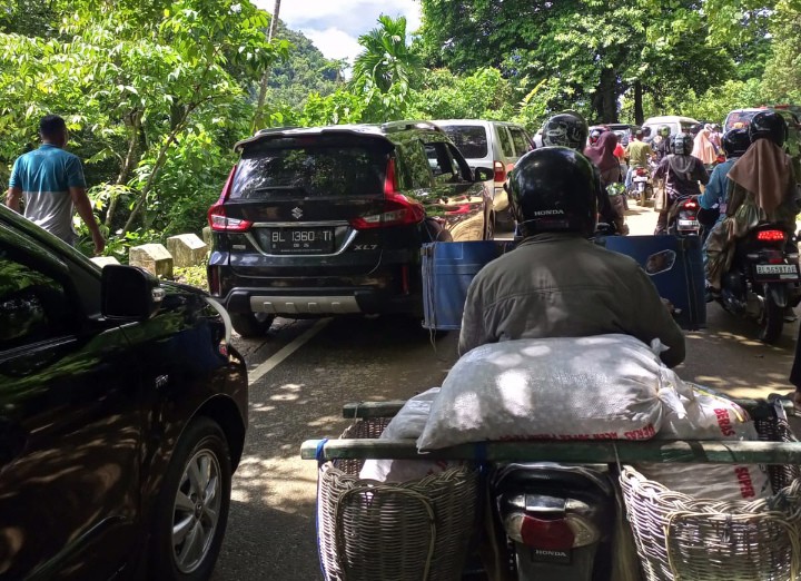 Lonsor di Gunung Lhokrukam, Kendaraan Roda Empat Dan Roda Dua Macet - Daerah - BERITA MERDEKA ...