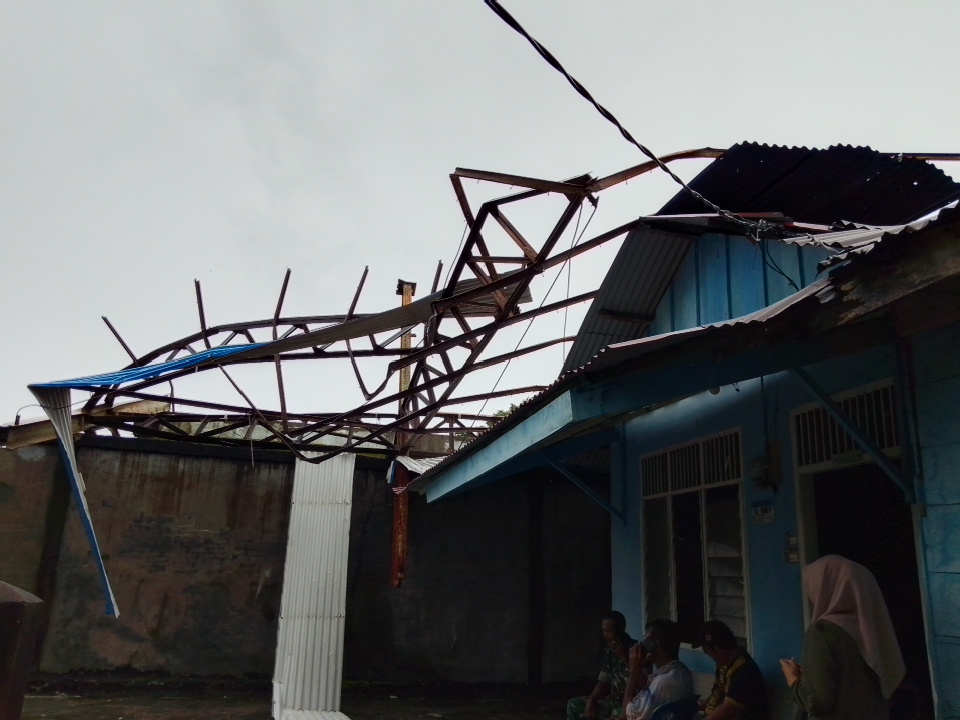 Hujan dan Angin Kencang Landa Tapaktuan, Atap Tribun Lapangan Naga ...